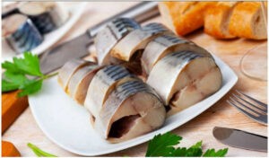 Малосольная скумбрия – 10 очень вкусных и быстрых рецептов в домашних ...